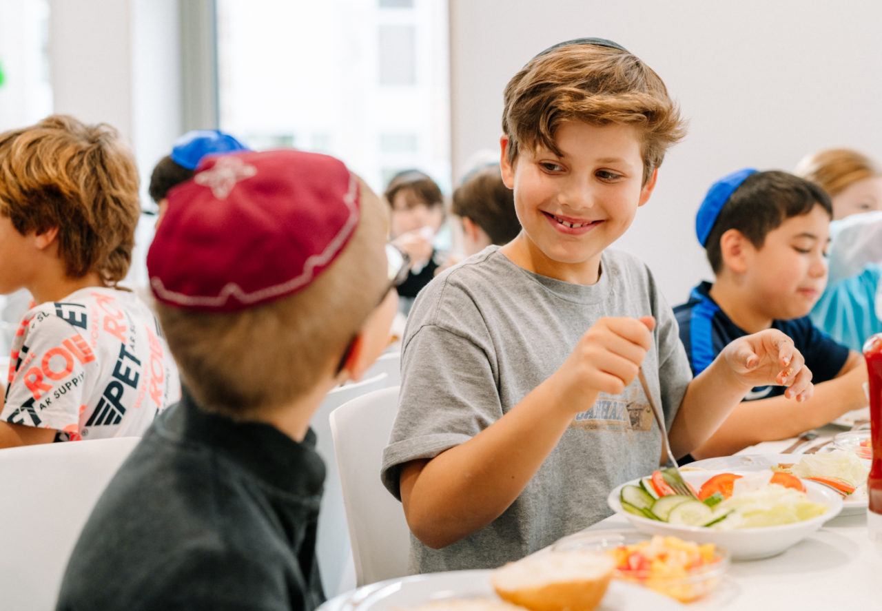 Glückliche Gesichter in der Mensa - I. E. Lichtigfeld-Schule